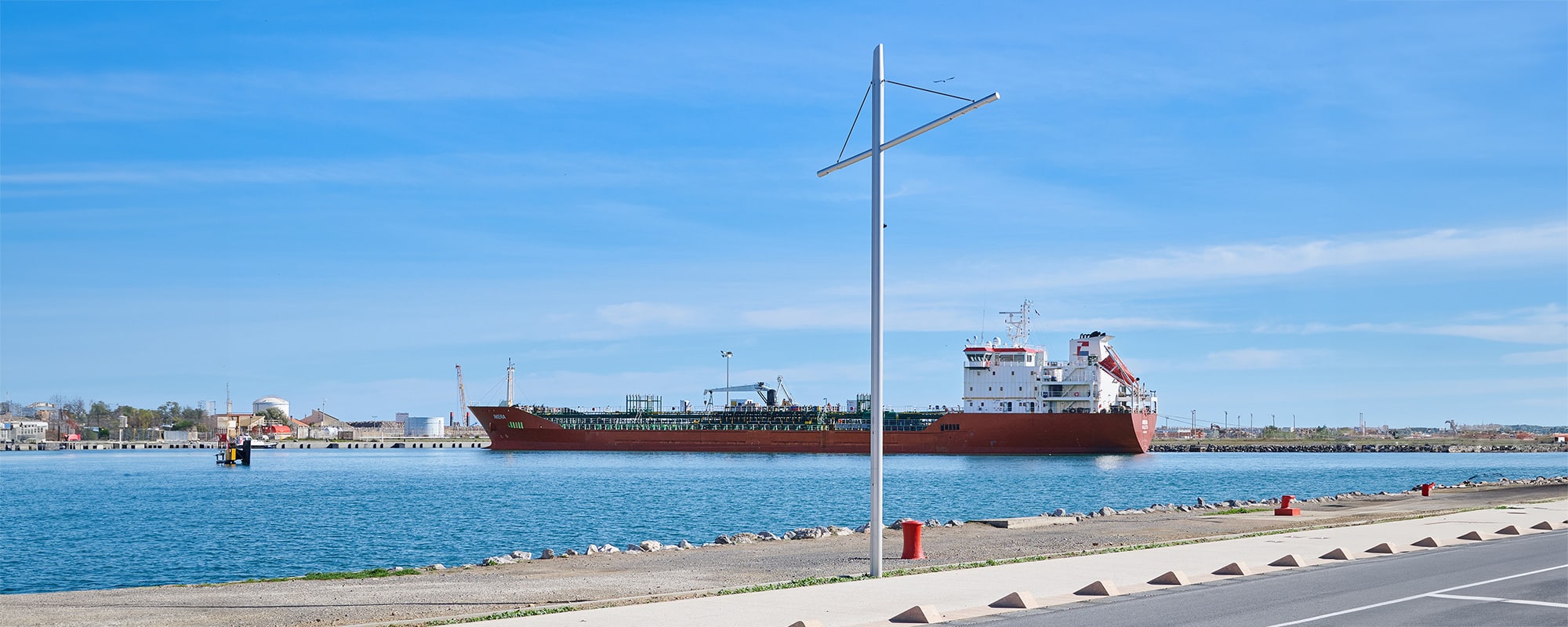 Quais, Port-La-Nouvelle. Mât d'éclairage Structure K sur-mesure pour ...